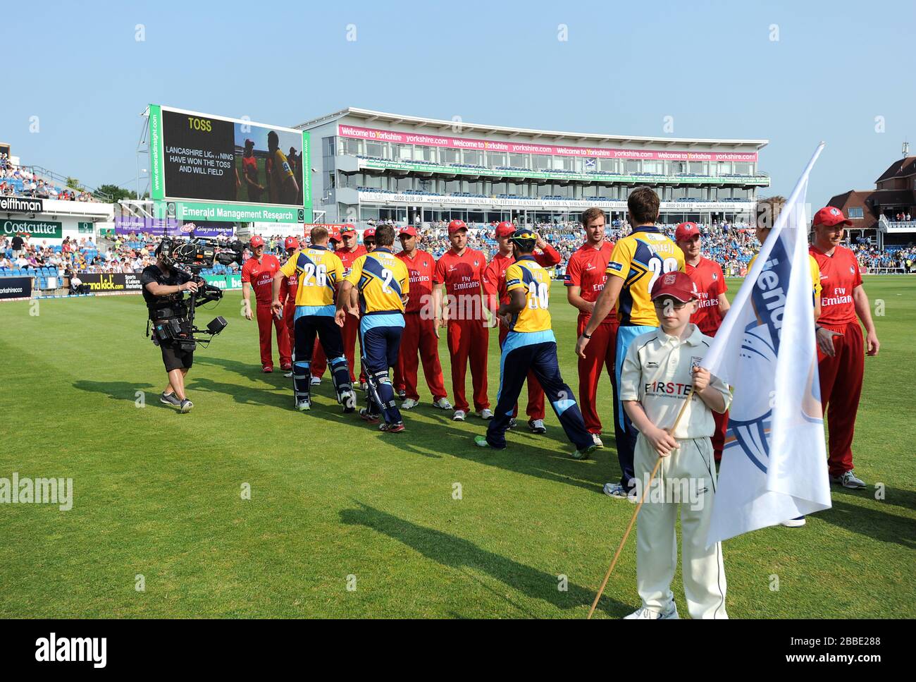 Cricket players shake hands hi-res stock photography and images - Alamy