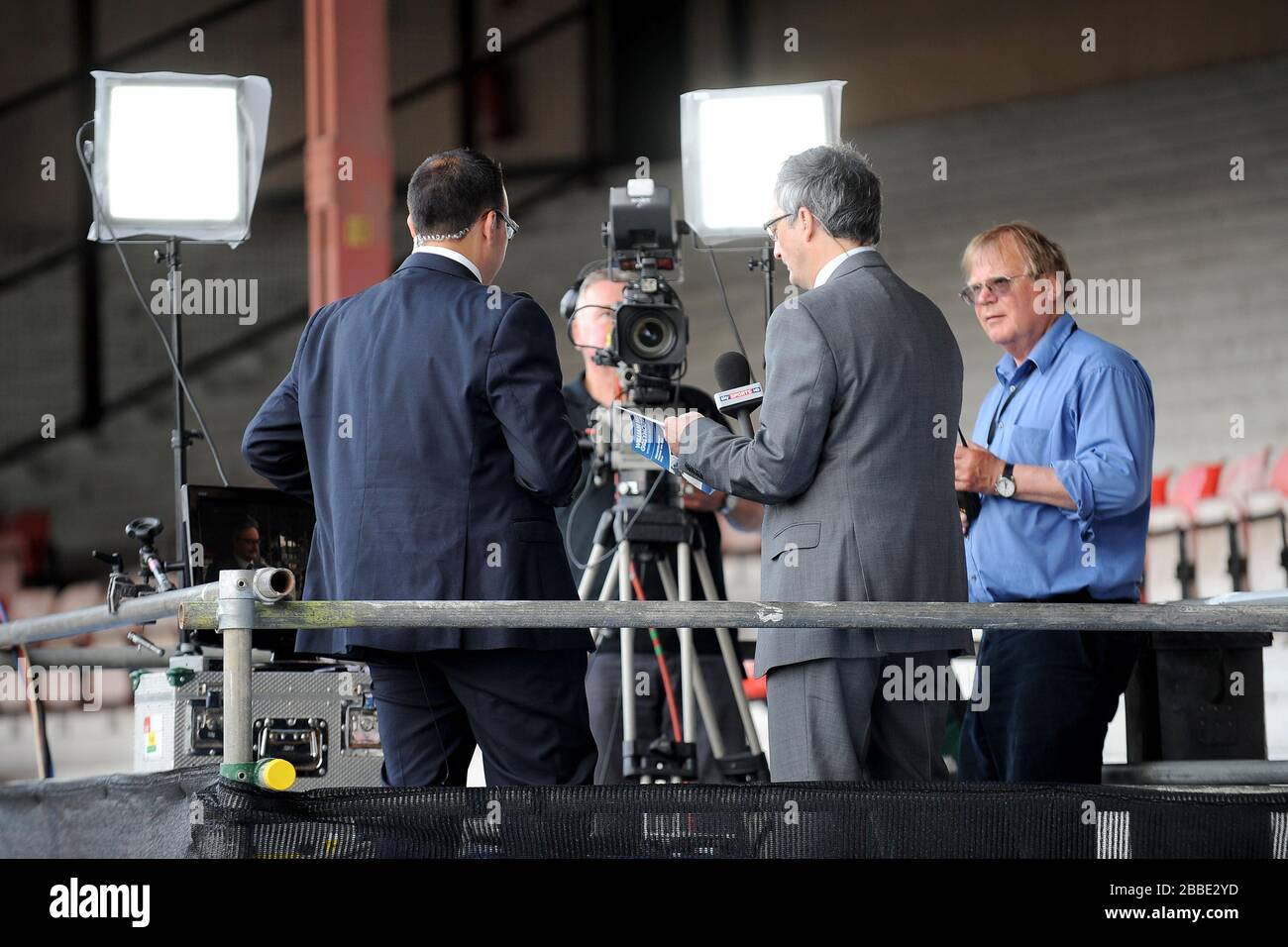 Television crew set up hi-res stock photography and images - Alamy