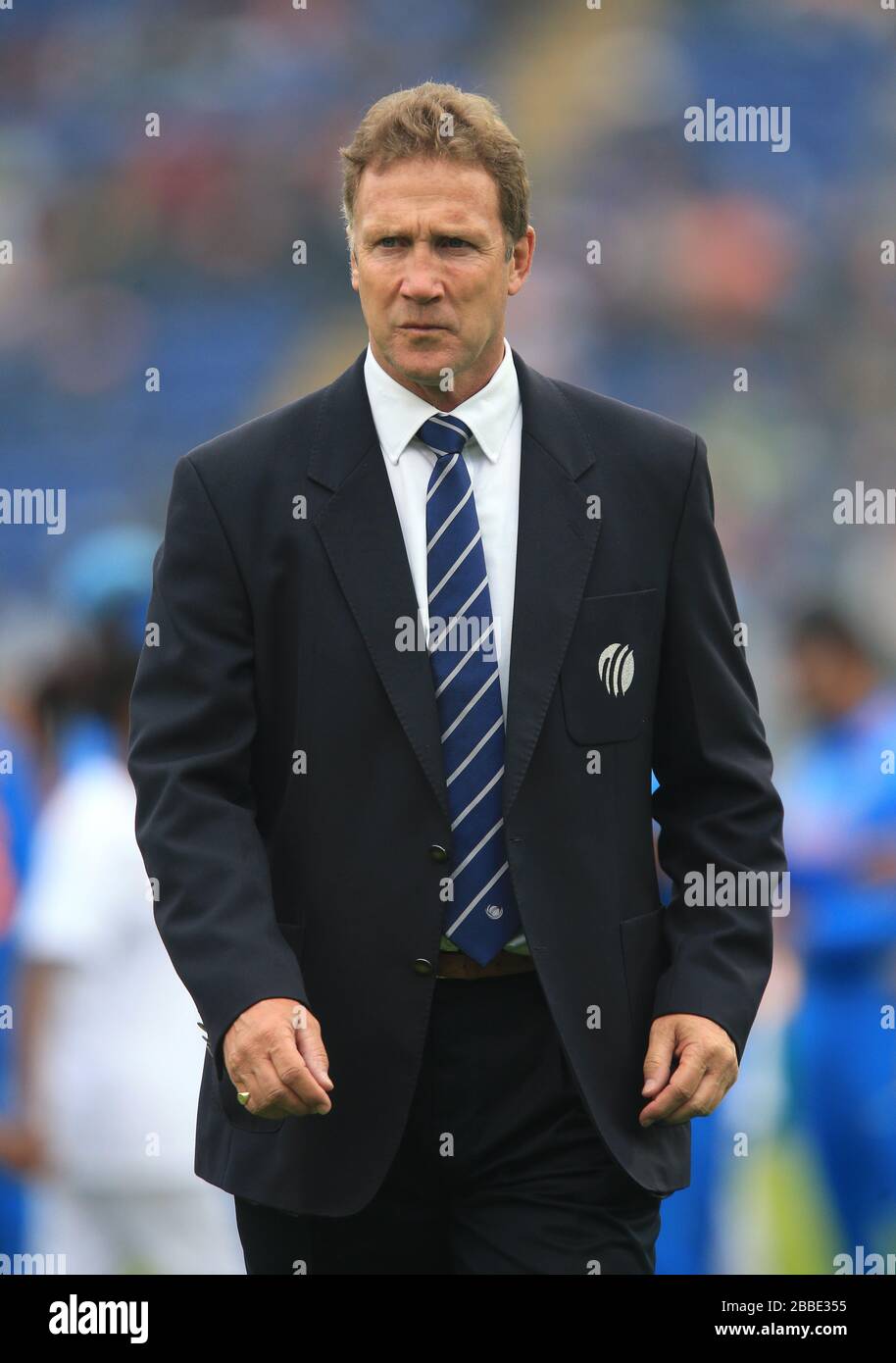 Referee Chris Broad Stock Photo - Alamy