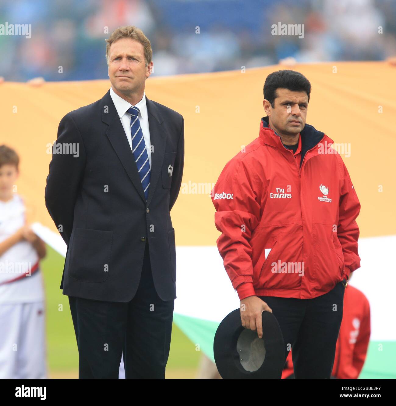 Umpire Aleem Dar and referee Chris Broad (L Stock Photo - Alamy