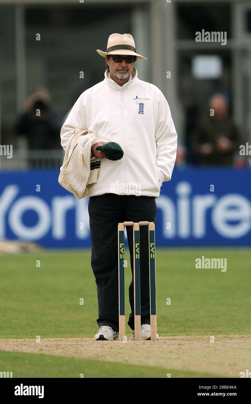 Umpire peter willey hi-res stock photography and images - Alamy