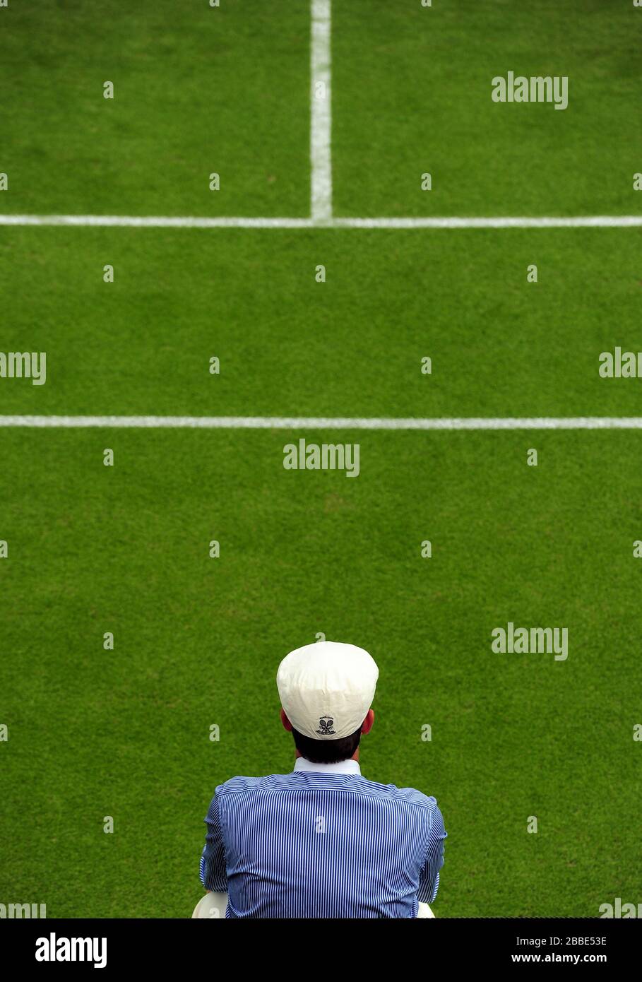 A line judge keeps an eye on the service line Stock Photo - Alamy