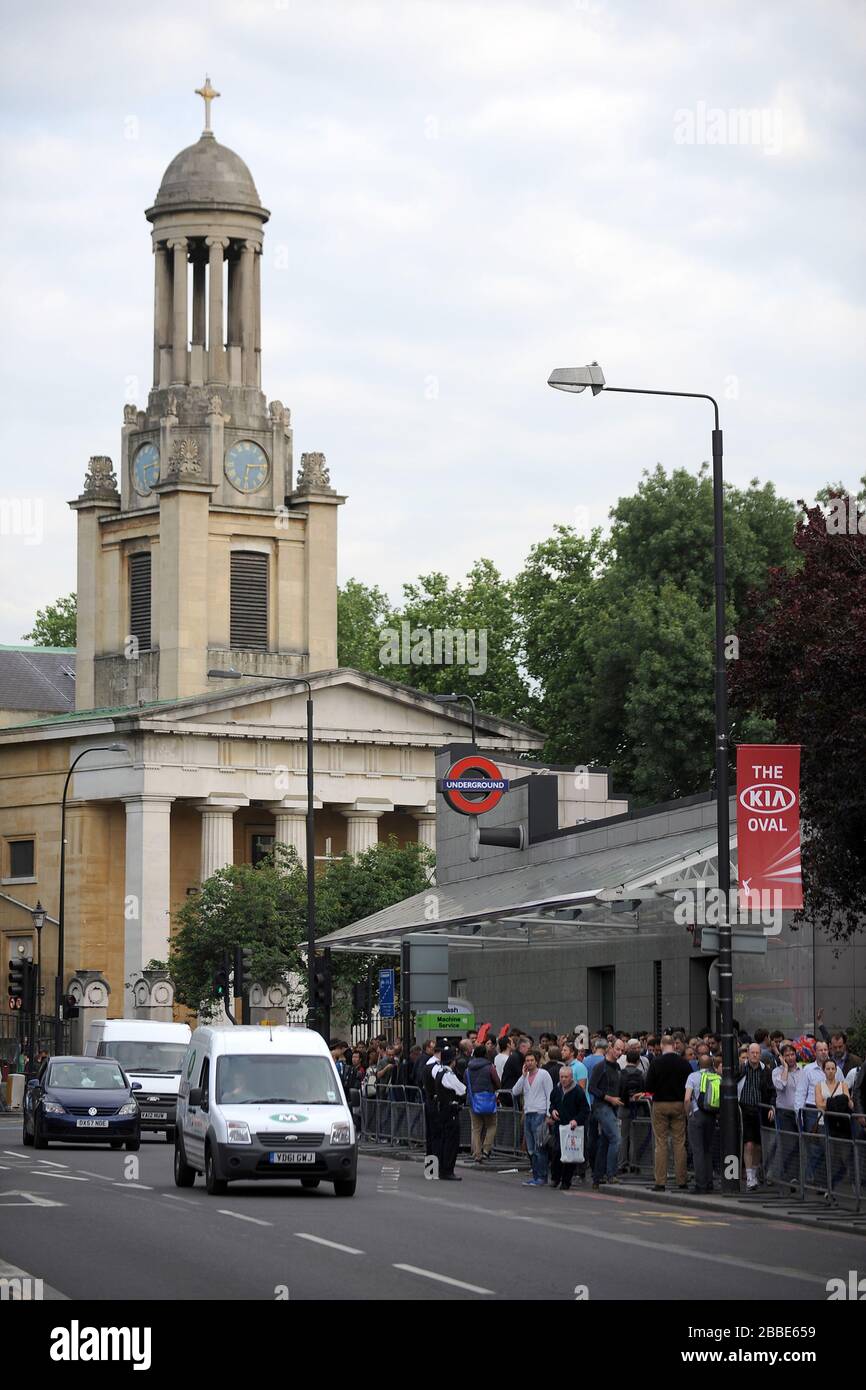 Oval underground station hi-res stock photography and images - Alamy