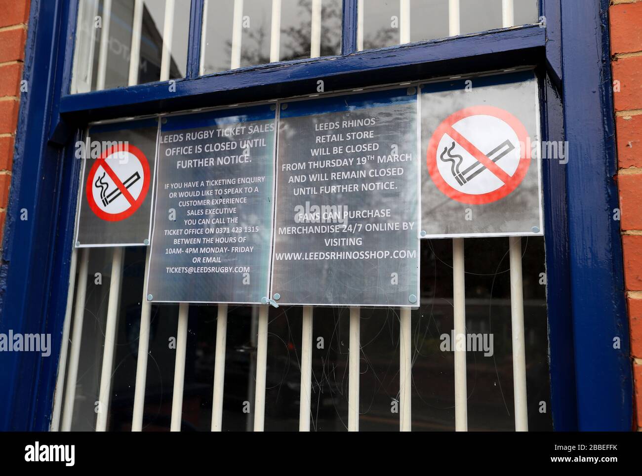 Curb signs hi-res stock photography and images - Alamy