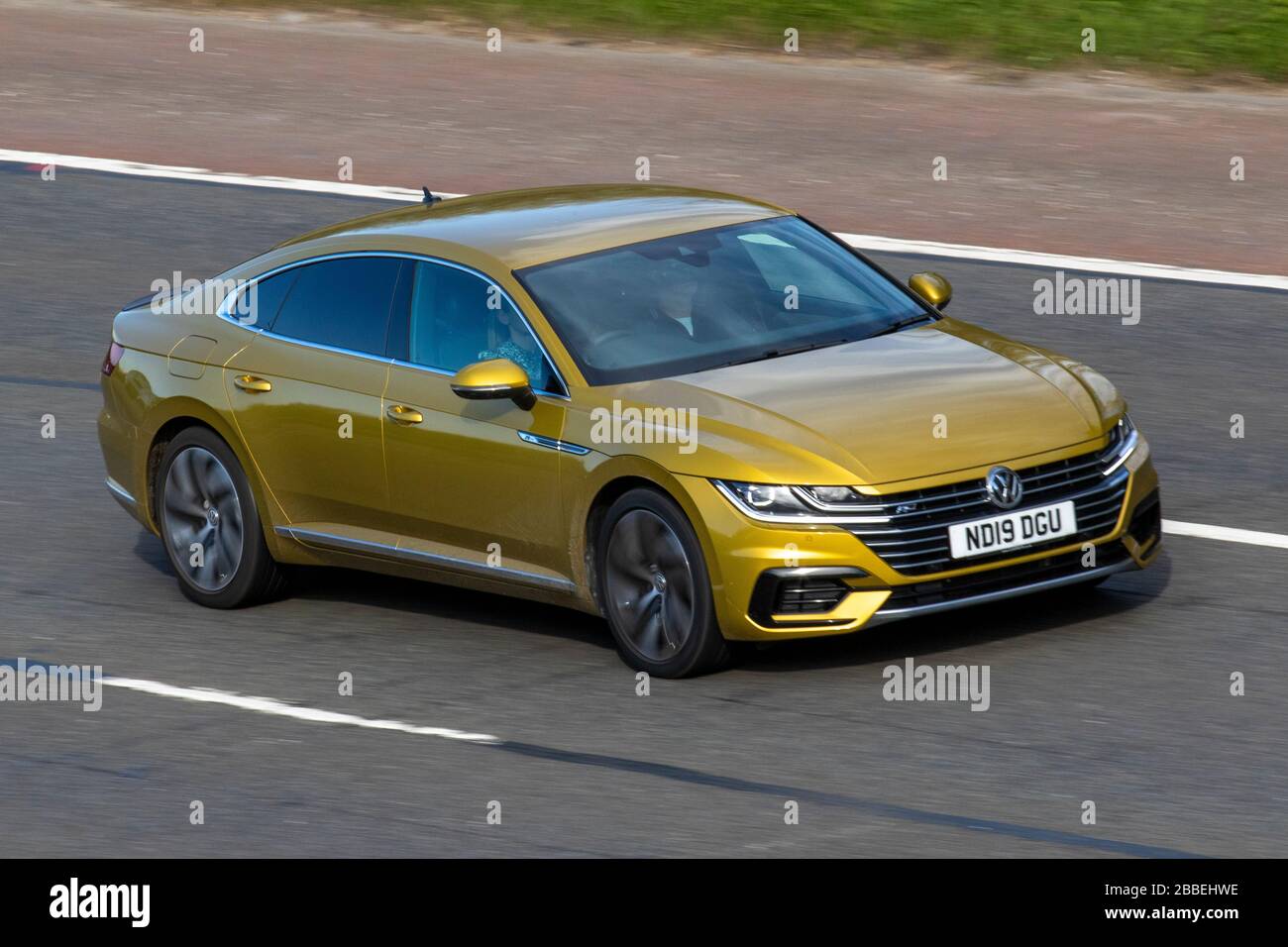 Volkswagen arteon 2 0 tdi r line fastback dsg 4motion hi-res stock ...