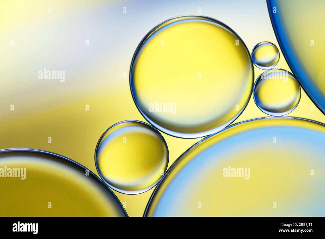 Colourful close up of oil drops floating on water Stock Photo - Alamy
