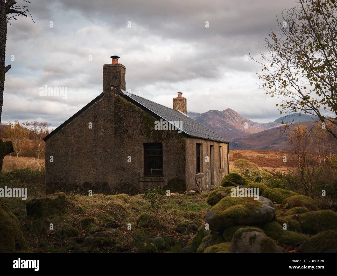 Stone shelter in the scotish highlands Stock Photo - Alamy