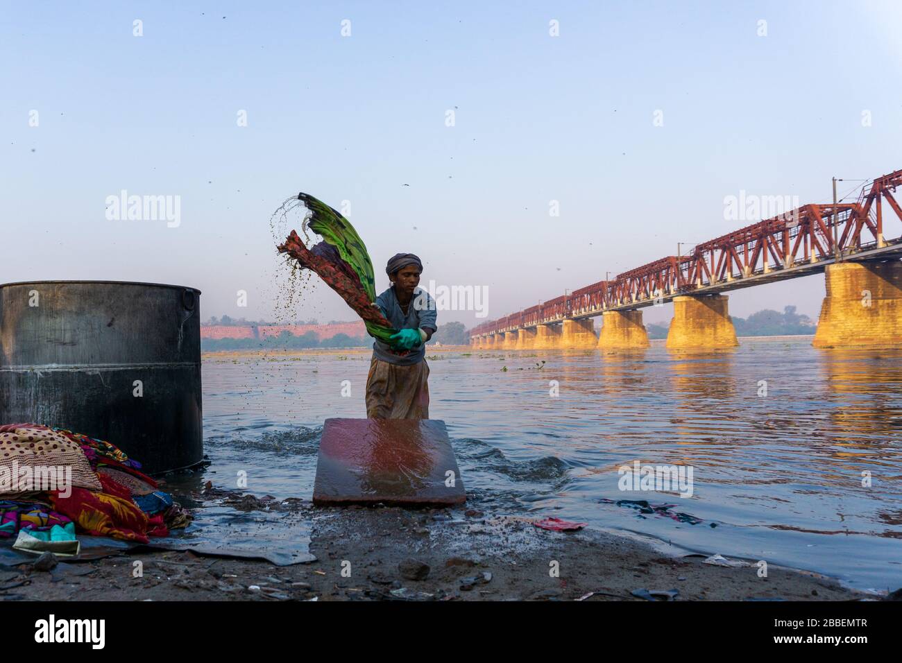 Laundry cleaning on the banks of River Yamuna at Agra, India Stock ...