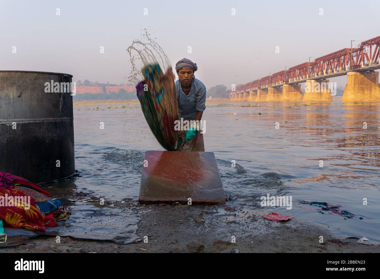 Laundry cleaning on the banks of River Yamuna at Agra, India Stock ...