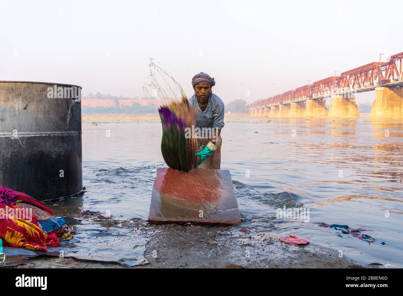 Laundry cleaning on the banks of River Yamuna at Agra, India Stock ...