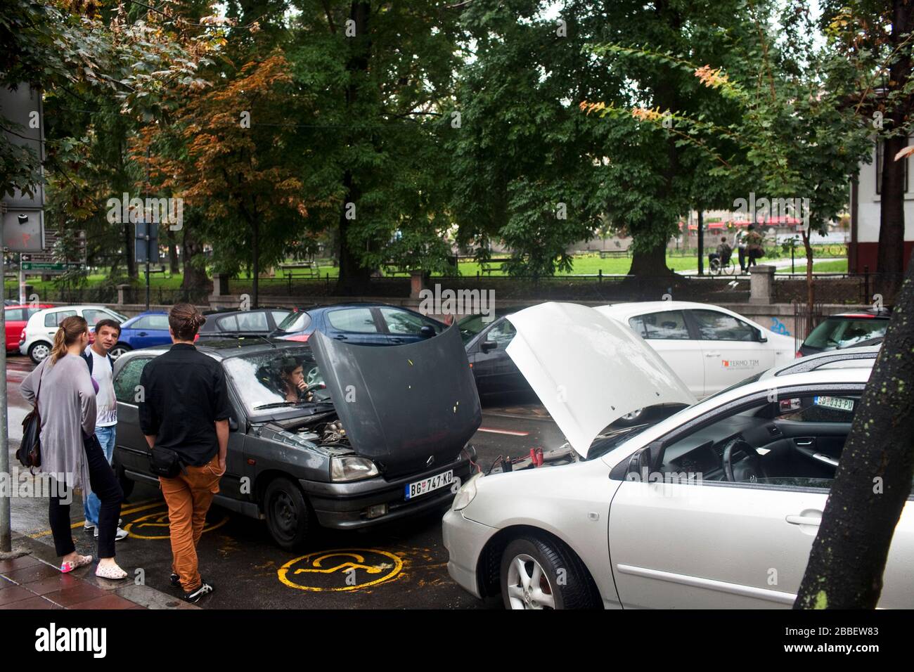 Fixing the car hi-res stock photography and images - Alamy