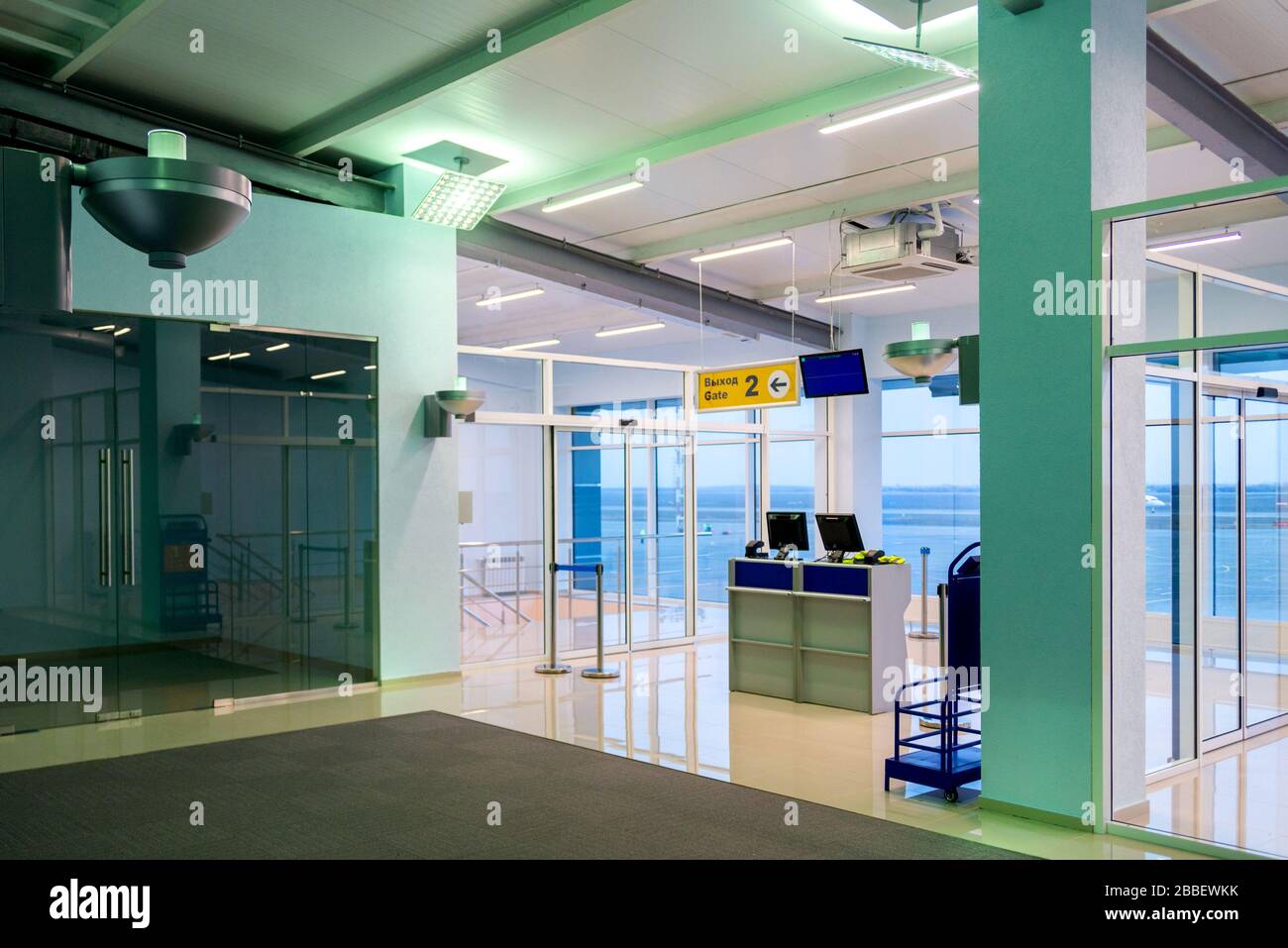 Airport boarding gate door hi-res stock photography and images - Alamy