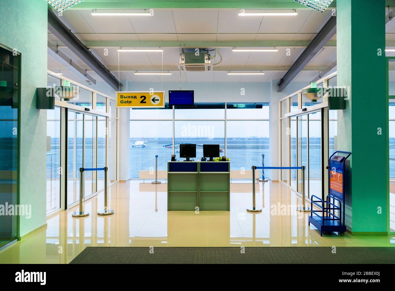 Airport boarding gate sign door hi-res stock photography and images - Alamy