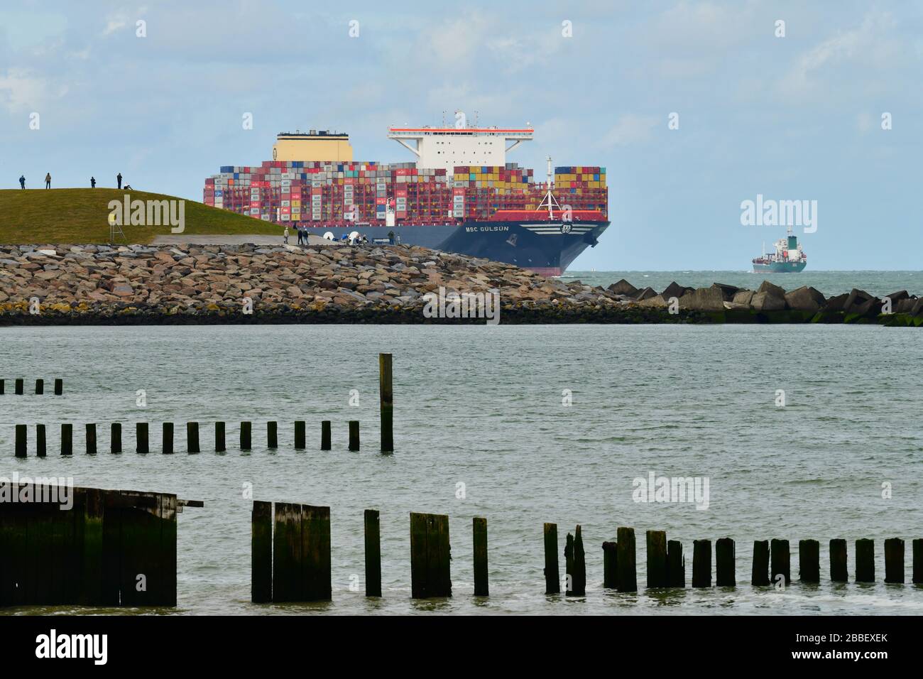 Rotterdam, The Netherlands ; spectatorson the breakwater at the ...