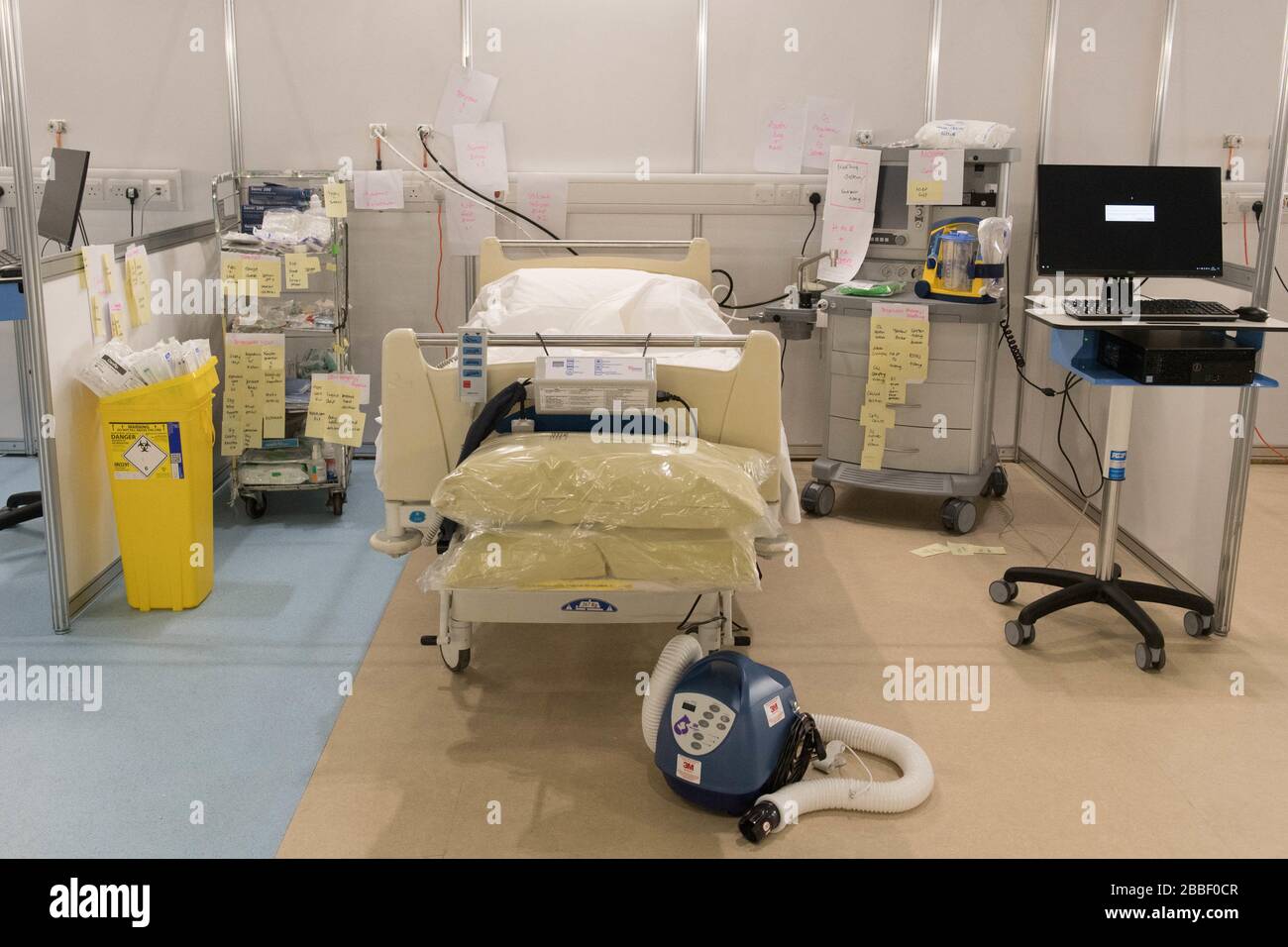 Hospital wards and uk and staff hi-res stock photography and images - Alamy