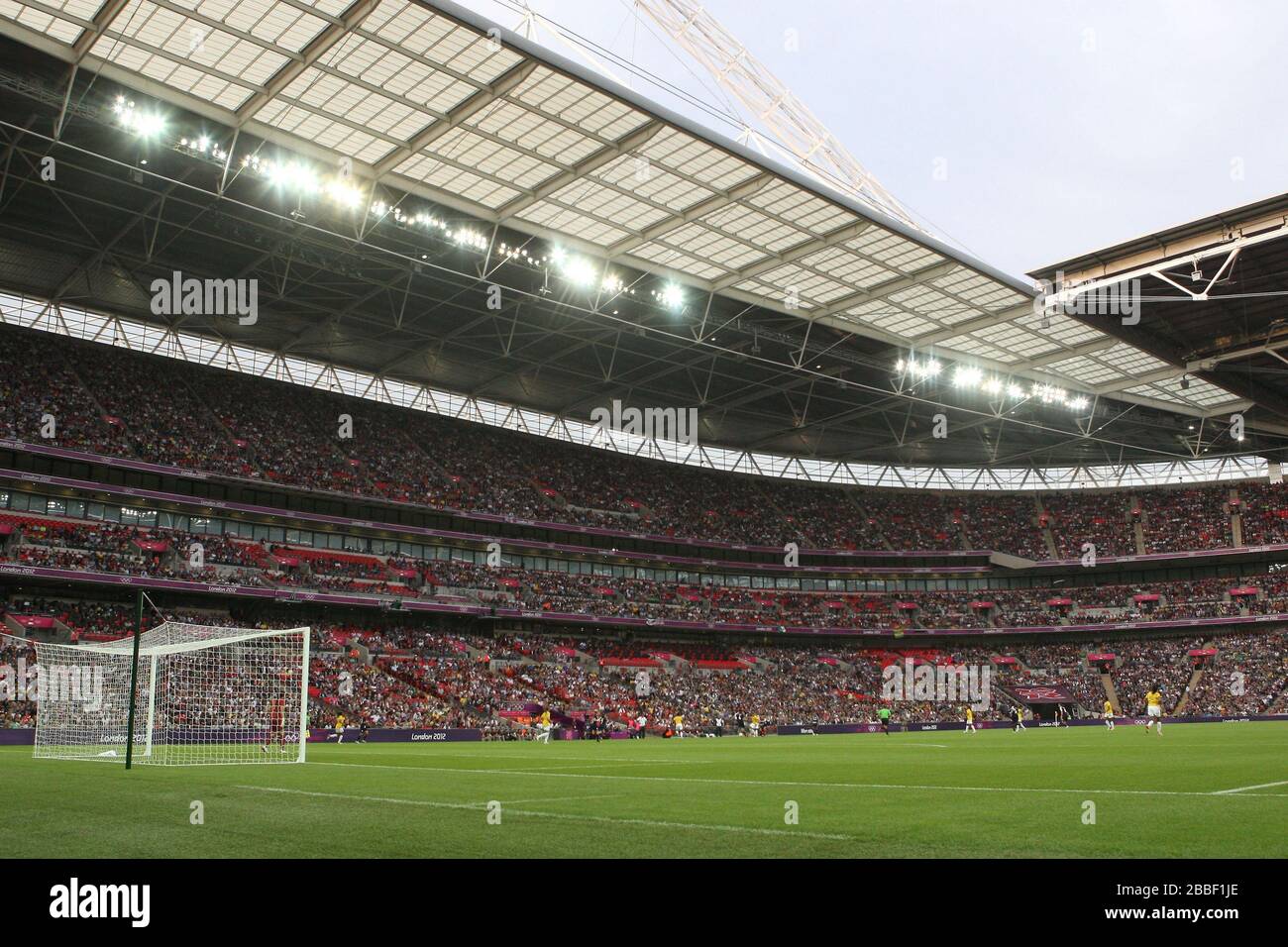 A bumper crowd at Wembley Stadium Stock Photo - Alamy