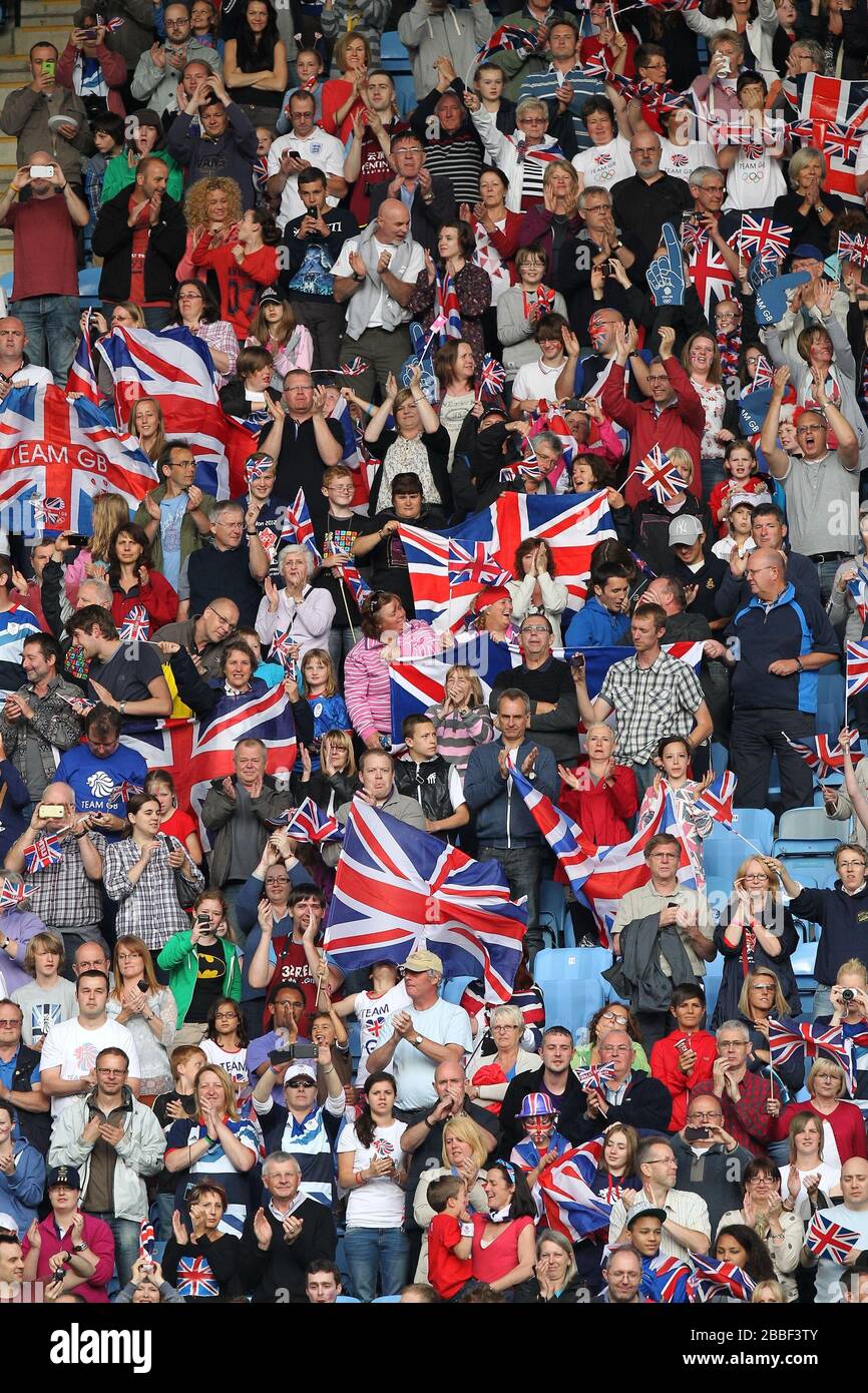 The crowd greets the teams Stock Photo - Alamy