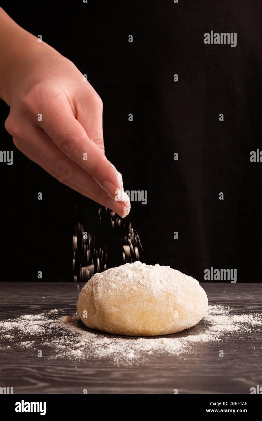 Flour falling onto dough hi-res stock photography and images - Alamy