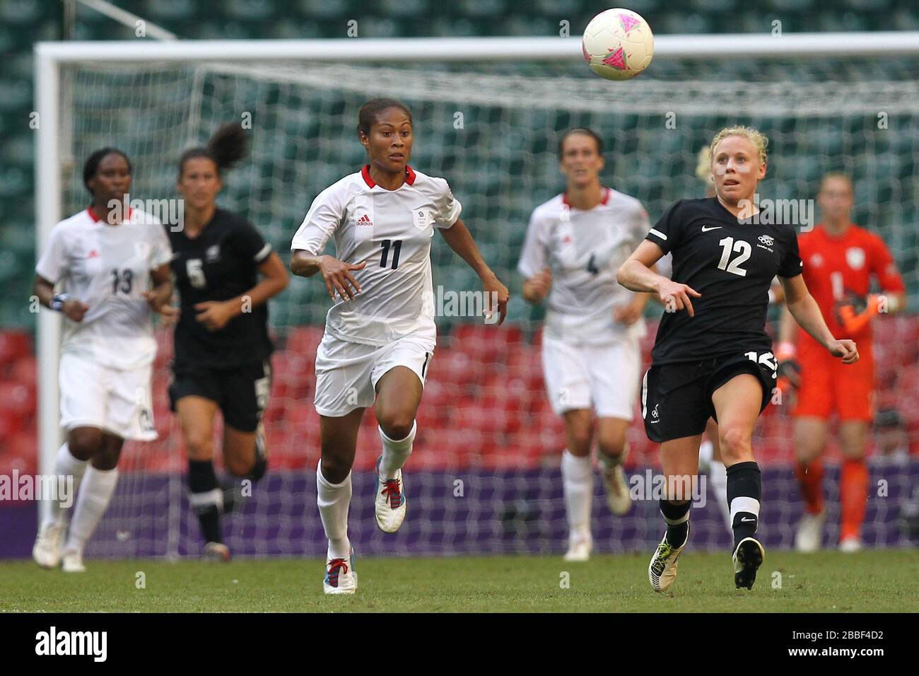 Rachel YANKEY of Great Britain seeks to evade Betsy HASSETT of New ...