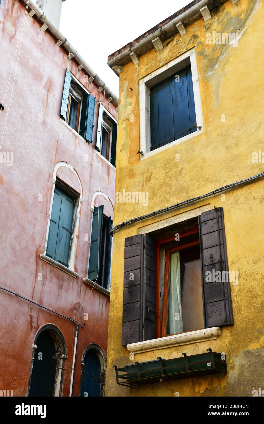Two color houses hi-res stock photography and images - Alamy