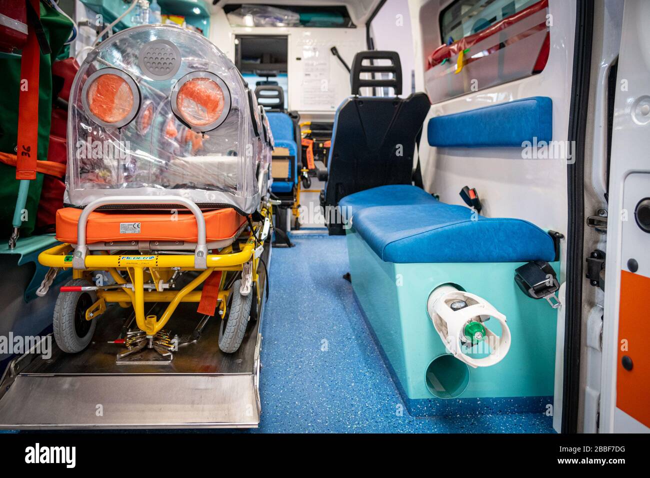Oxygen ambulance cylinder hi-res stock photography and images - Alamy