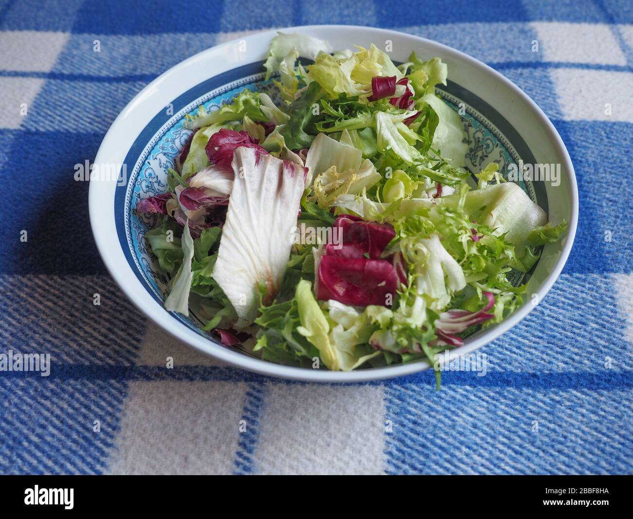 mixed leaf salad with green and red lettuce Stock Photo - Alamy