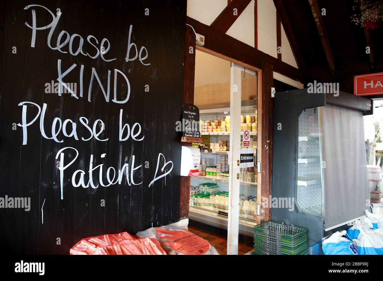 Be kind sign hi-res stock photography and images - Alamy