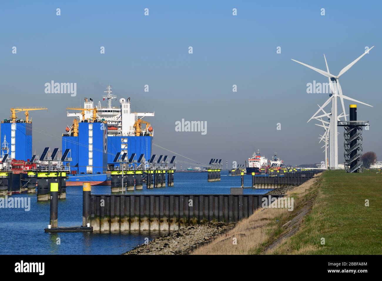Construction heavy lift vessel hi-res stock photography and images - Alamy