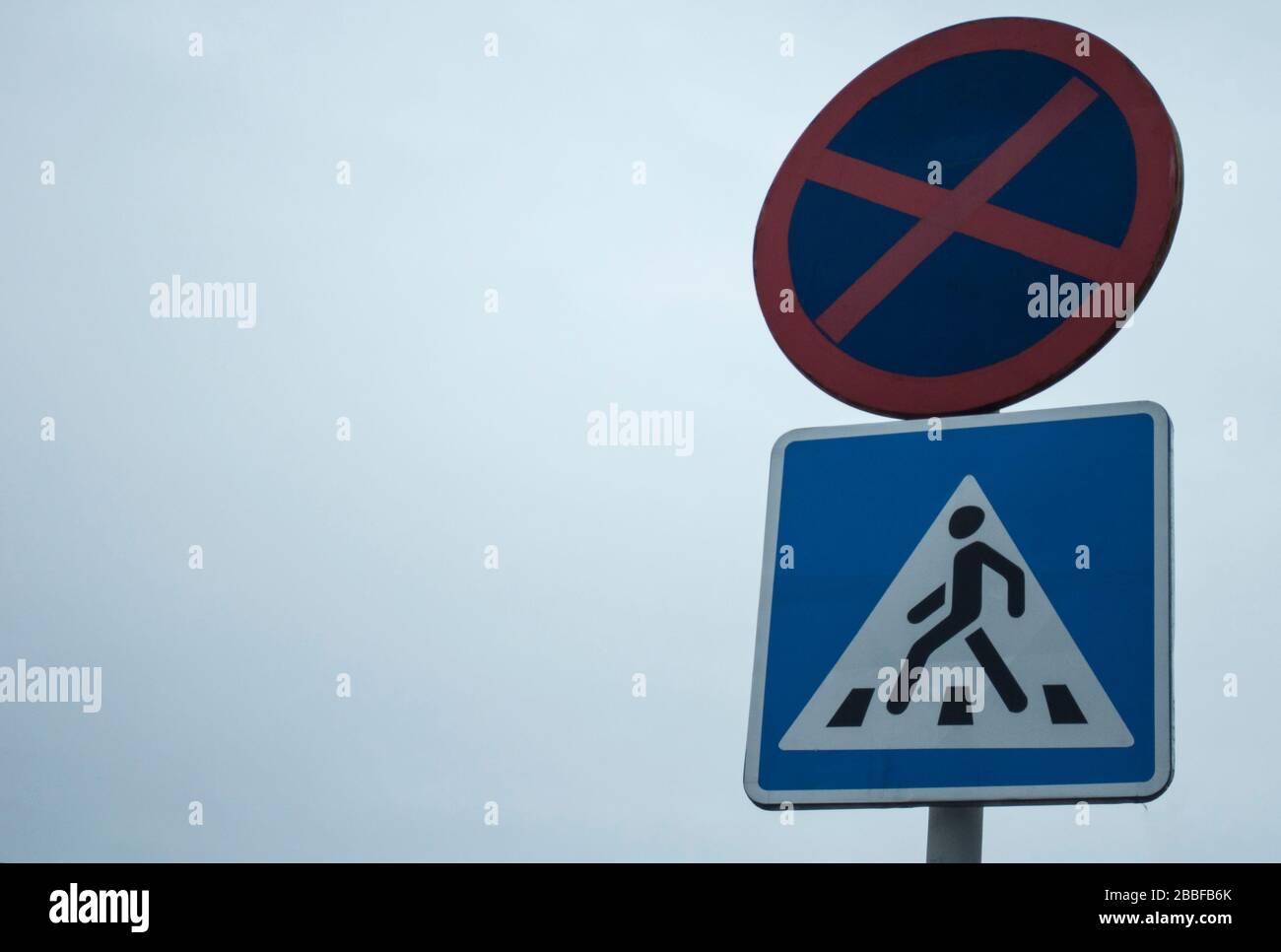 Pedestrian crossing signs hi-res stock photography and images - Alamy