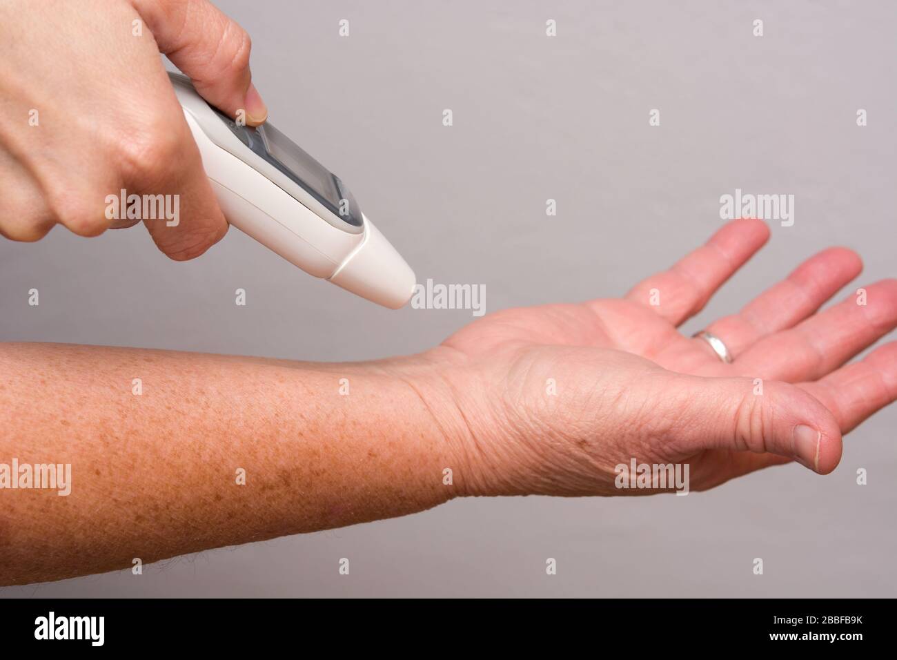 Person measuring temperature with thermometer in wrist Stock Photo - Alamy