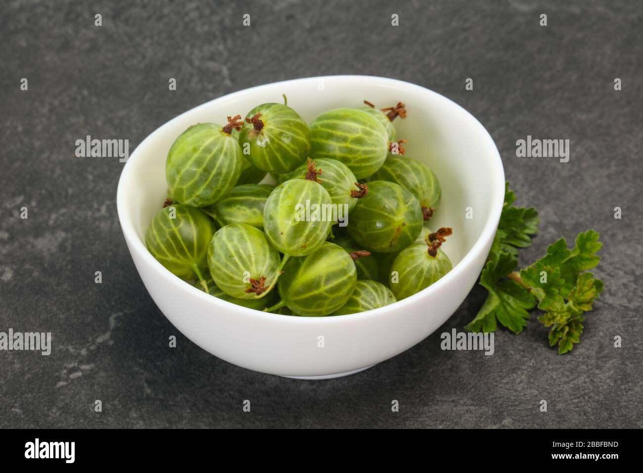 Fresh ripe green sweet gooseberry with leaf Stock Photo - Alamy