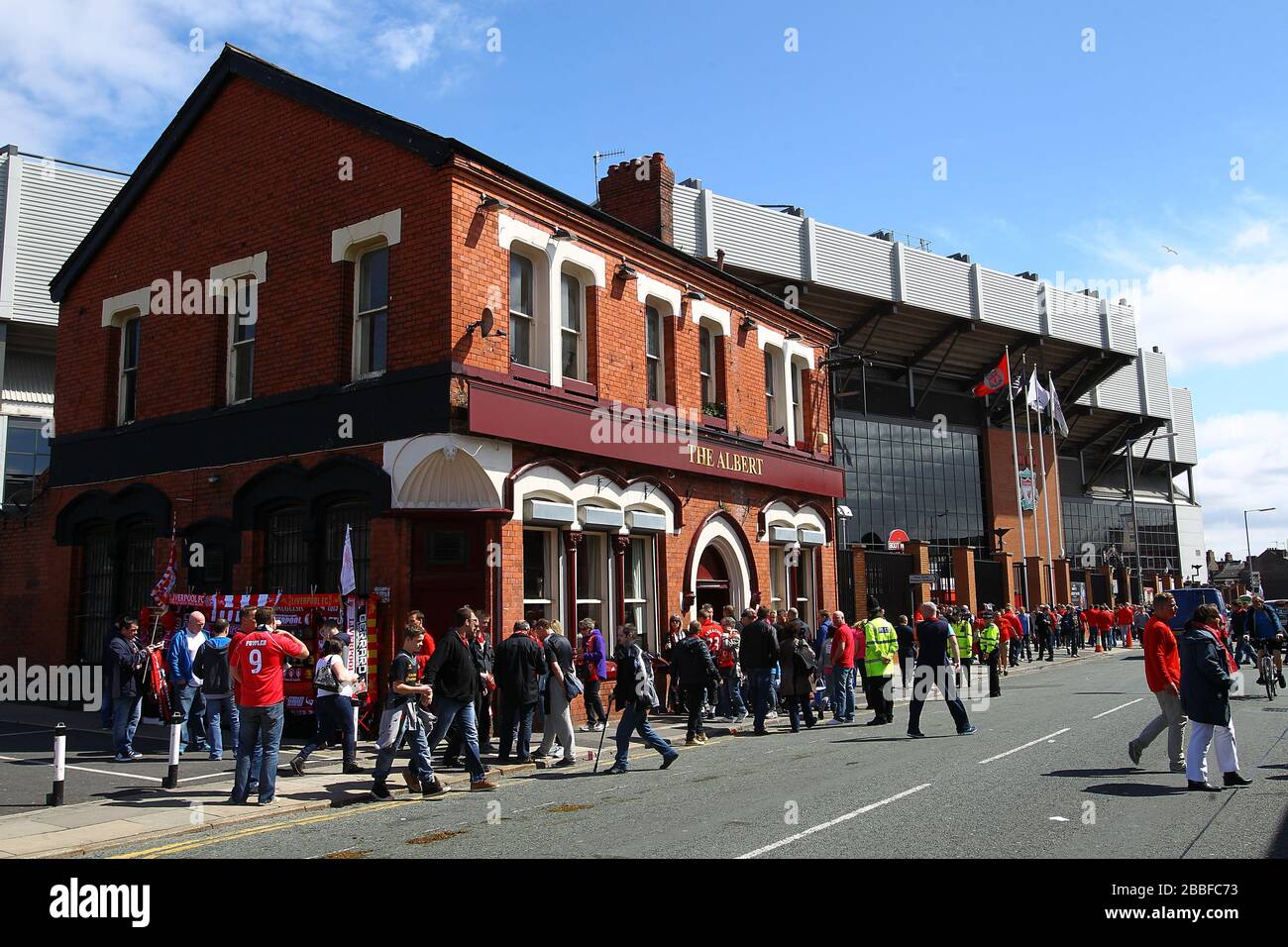 Outside anfield hi-res stock photography and images - Alamy