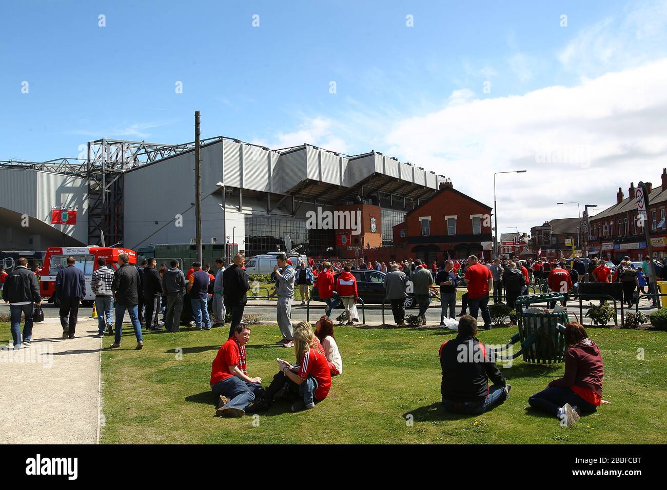 Liverpool fans outside of anfield hi-res stock photography and images ...