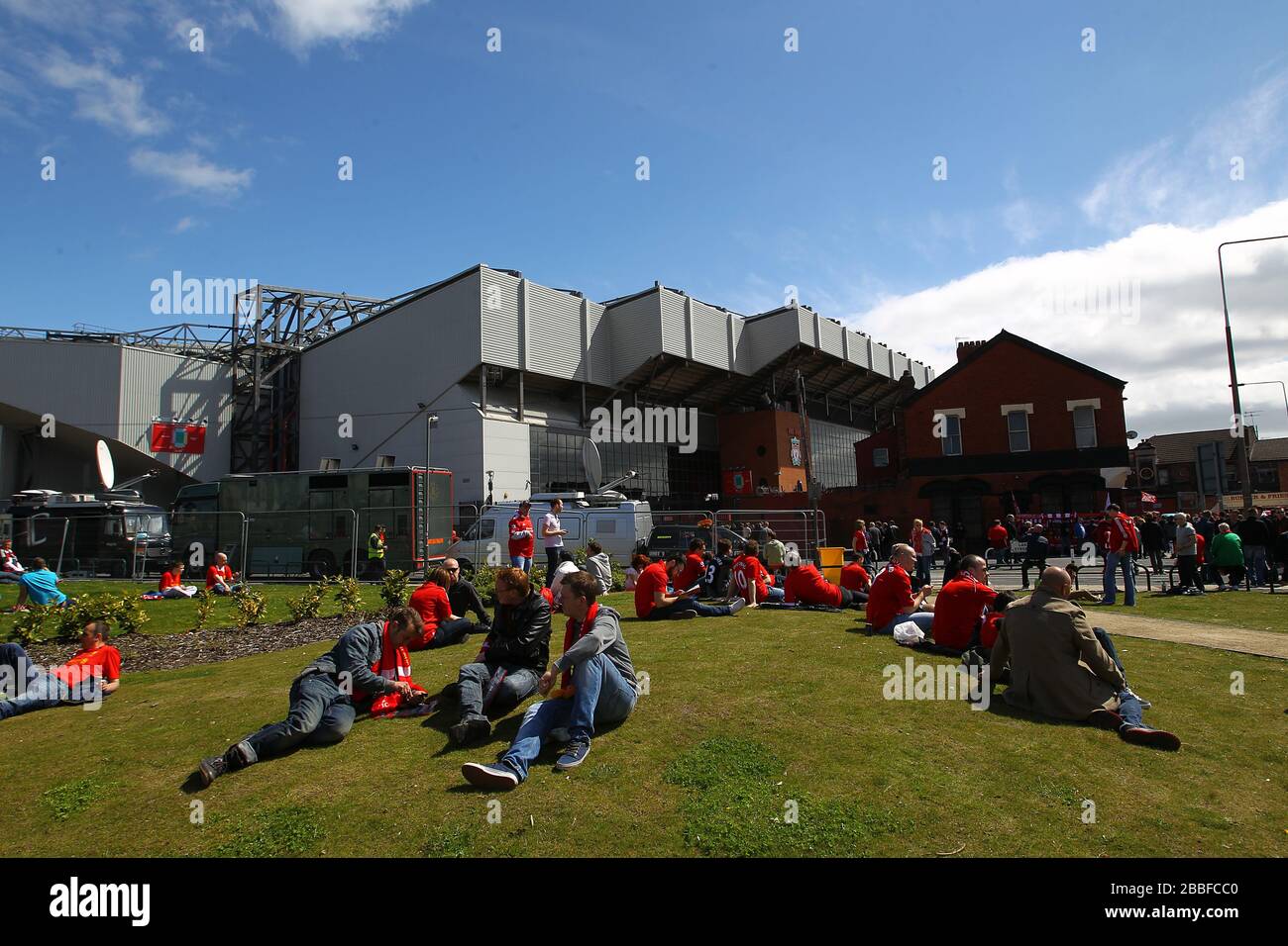 Liverpool fans outside of anfield hi-res stock photography and images ...