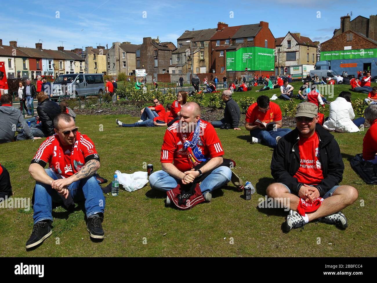 Liverpool fans outside of anfield hi-res stock photography and images ...