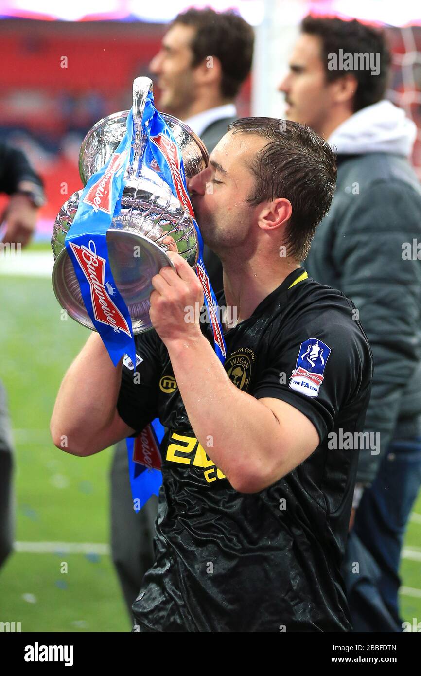Wigan Athletic's Shaun Maloney celebrates with the FA Cup Stock Photo ...