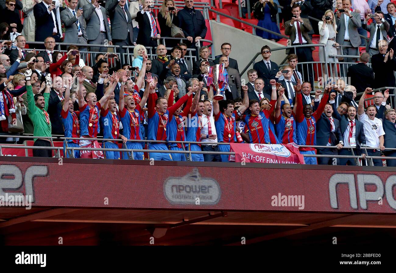 Crystal palace trophy hi-res stock photography and images - Alamy