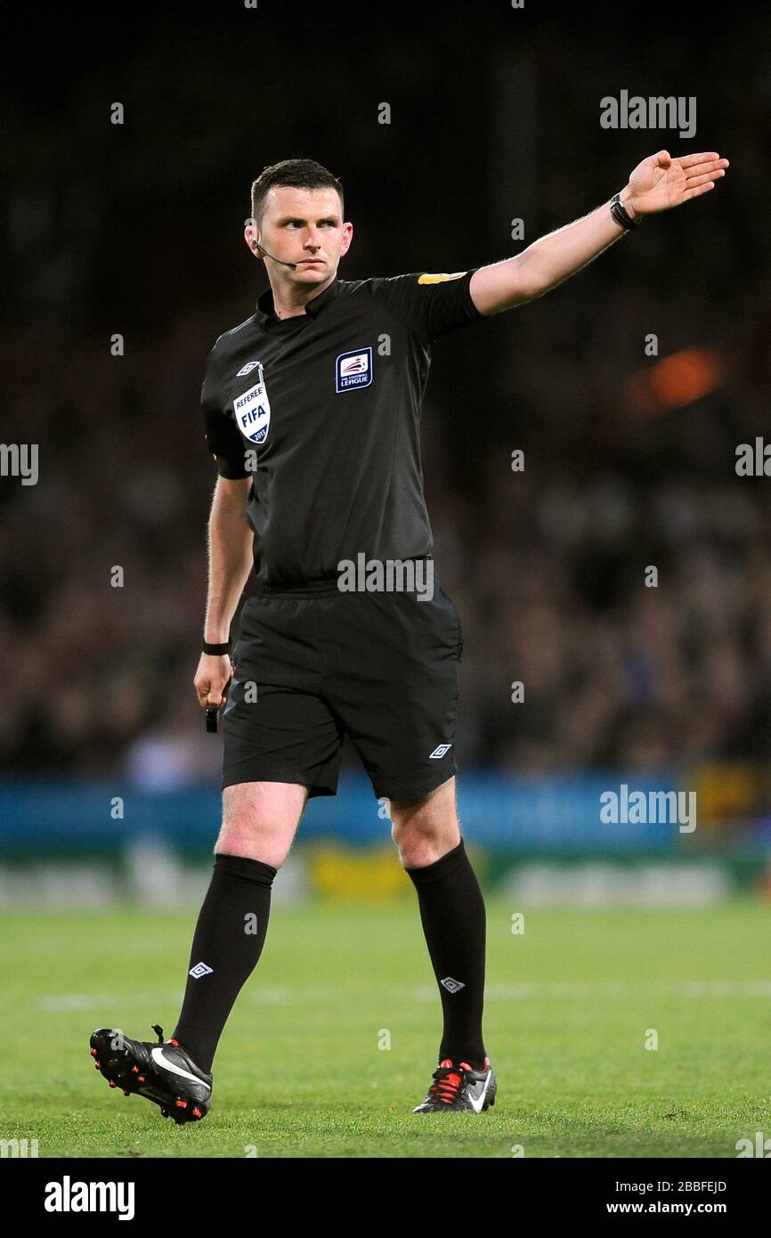 Referee Michael Oliver Stock Photo - Alamy