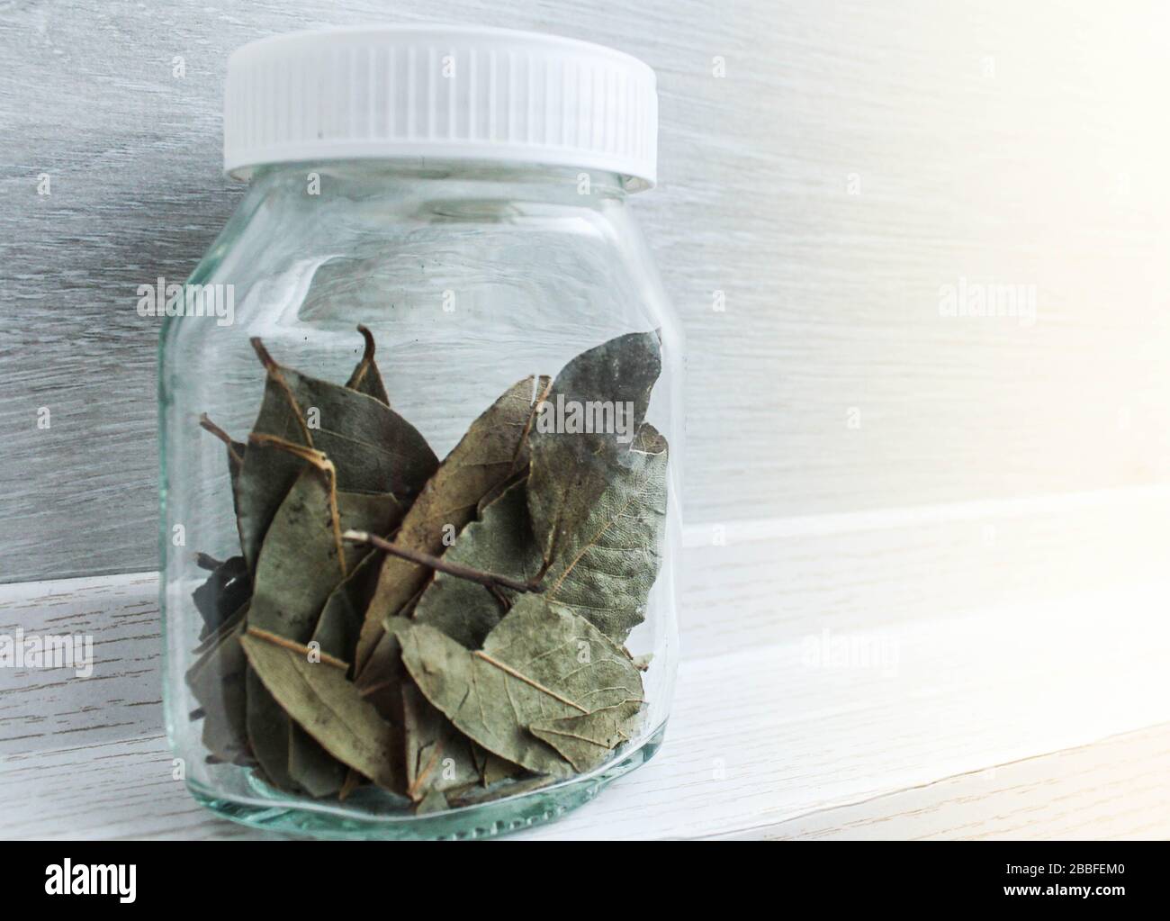Bay leaves in a jar. Dried flakes of laurel tree Stock Photo - Alamy