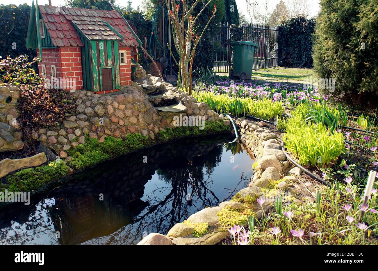 Shaped garden pond hi-res stock photography and images - Alamy