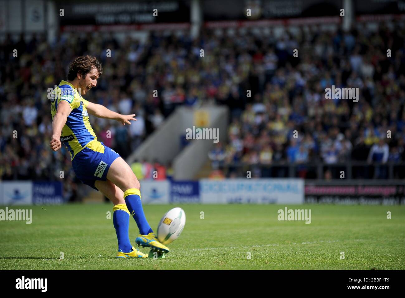 Warrington Wolves' Stefan Ratchford kicks at goal Stock Photo - Alamy