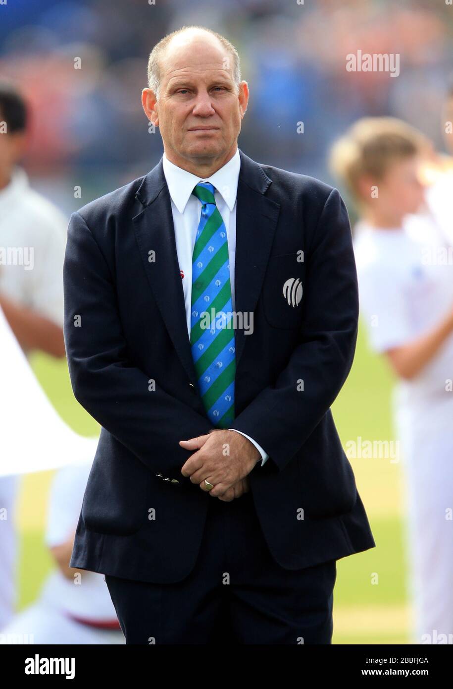 Cricket referee Andy Pycroft Stock Photo - Alamy