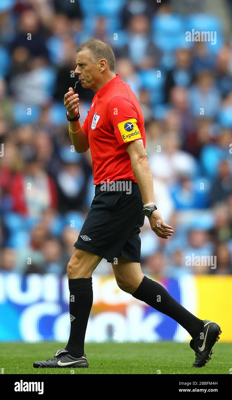 Referee mark halsey final whistle hi-res stock photography and images ...