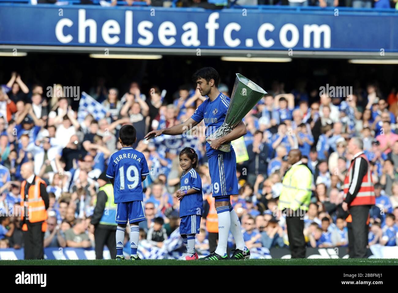 Chelsea's Paulo Ferreira on the pitch with the UEFA Europa League ...