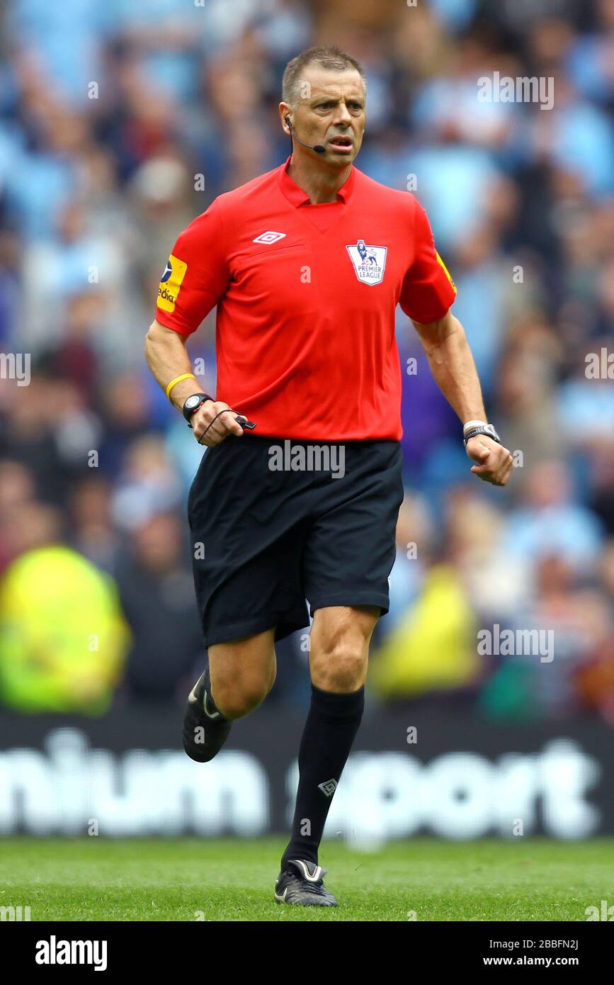 Referee Mark Halsey Stock Photo - Alamy