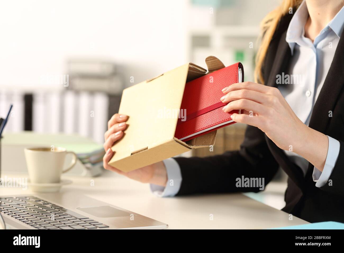 Unboxing hi-res stock photography and images - Alamy