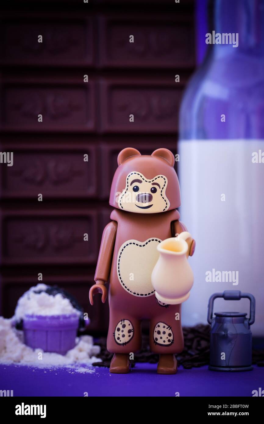 little bear bakes cookies Stock Photo - Alamy