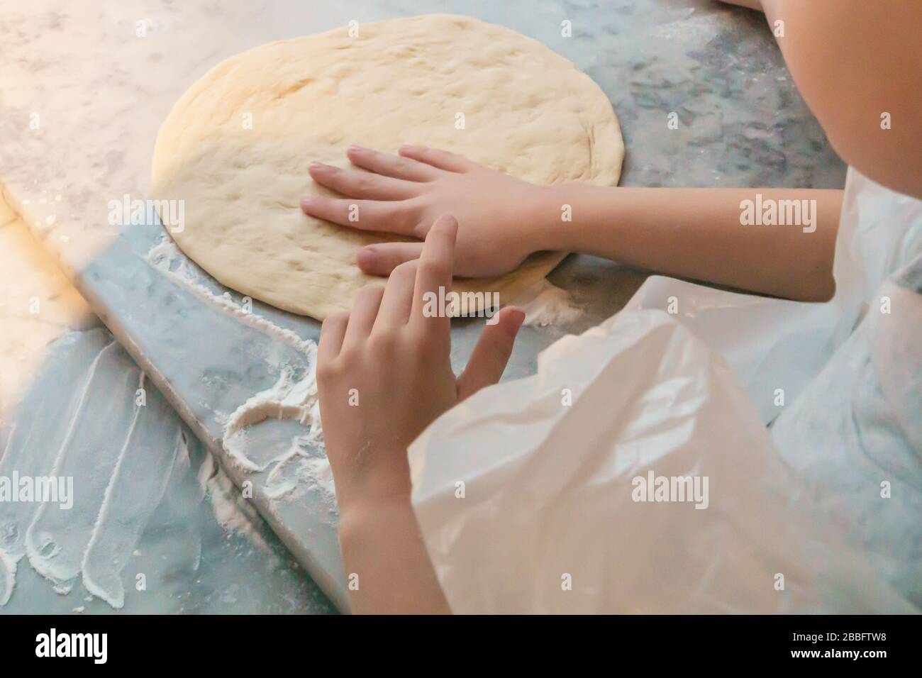 Children making pizzas in a class Stock Photo - Alamy