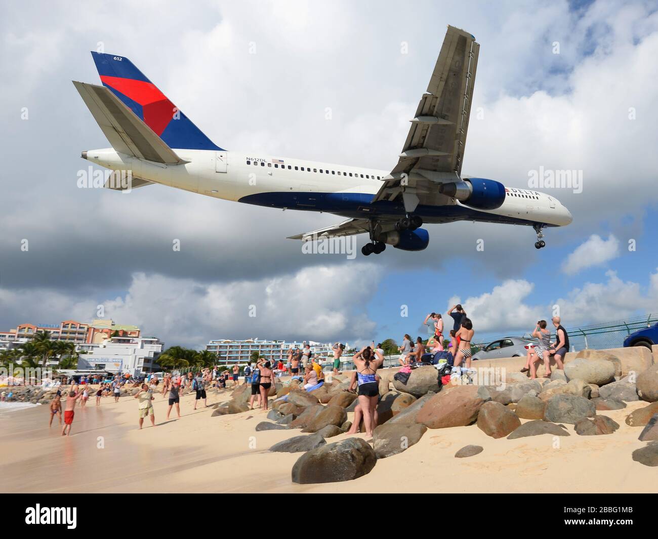 Delta Airlines Boeing 757 passing over Maho Beach, a popular tourist ...