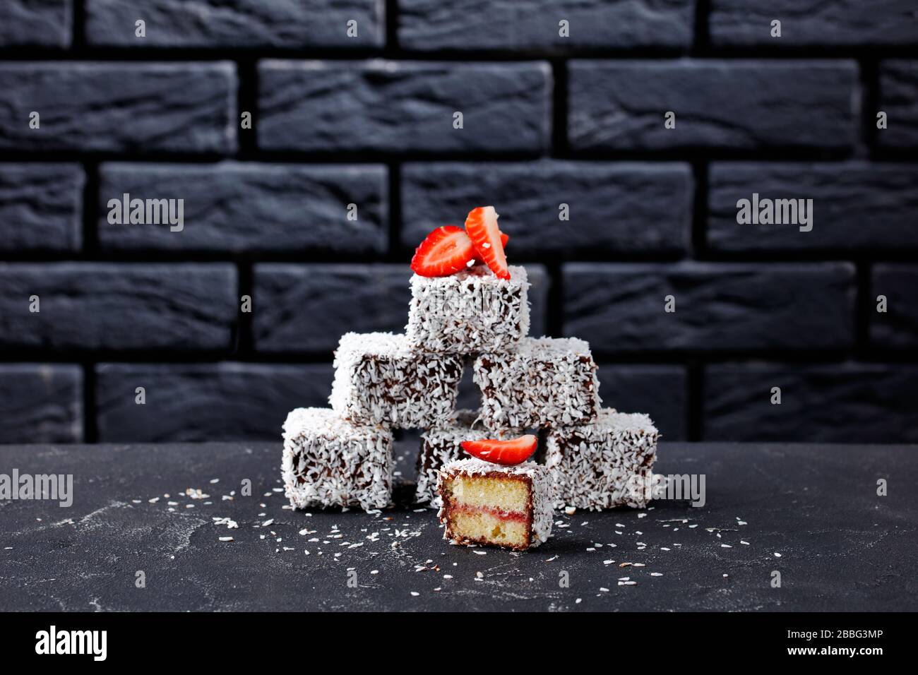 Red jam layer in cake hi-res stock photography and images - Alamy